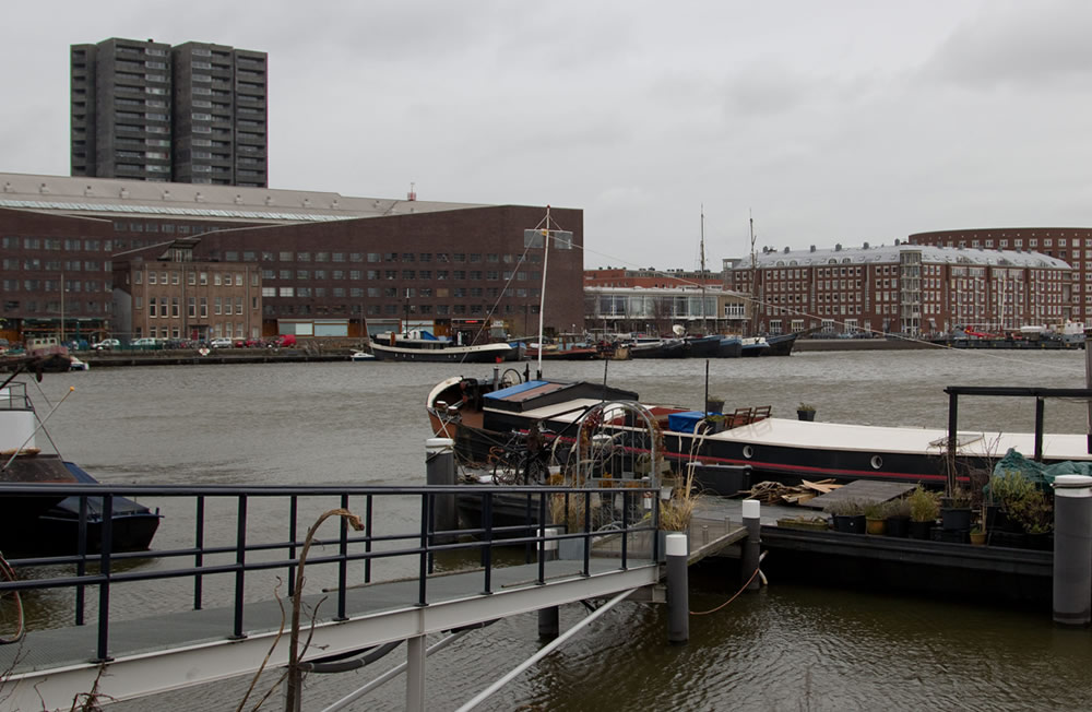 Foto's van het KNSM-eiland in 1989 en 2011